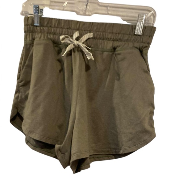 Vuori | Shorts | Nwt Vuori Halo Performance Short 2 Dark Metal Heather ...